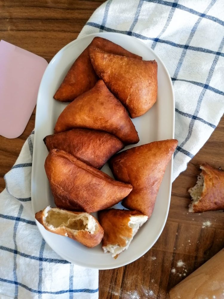 Easy Mandazi Recipe : East African Doughnut / Recette facile de beignet.