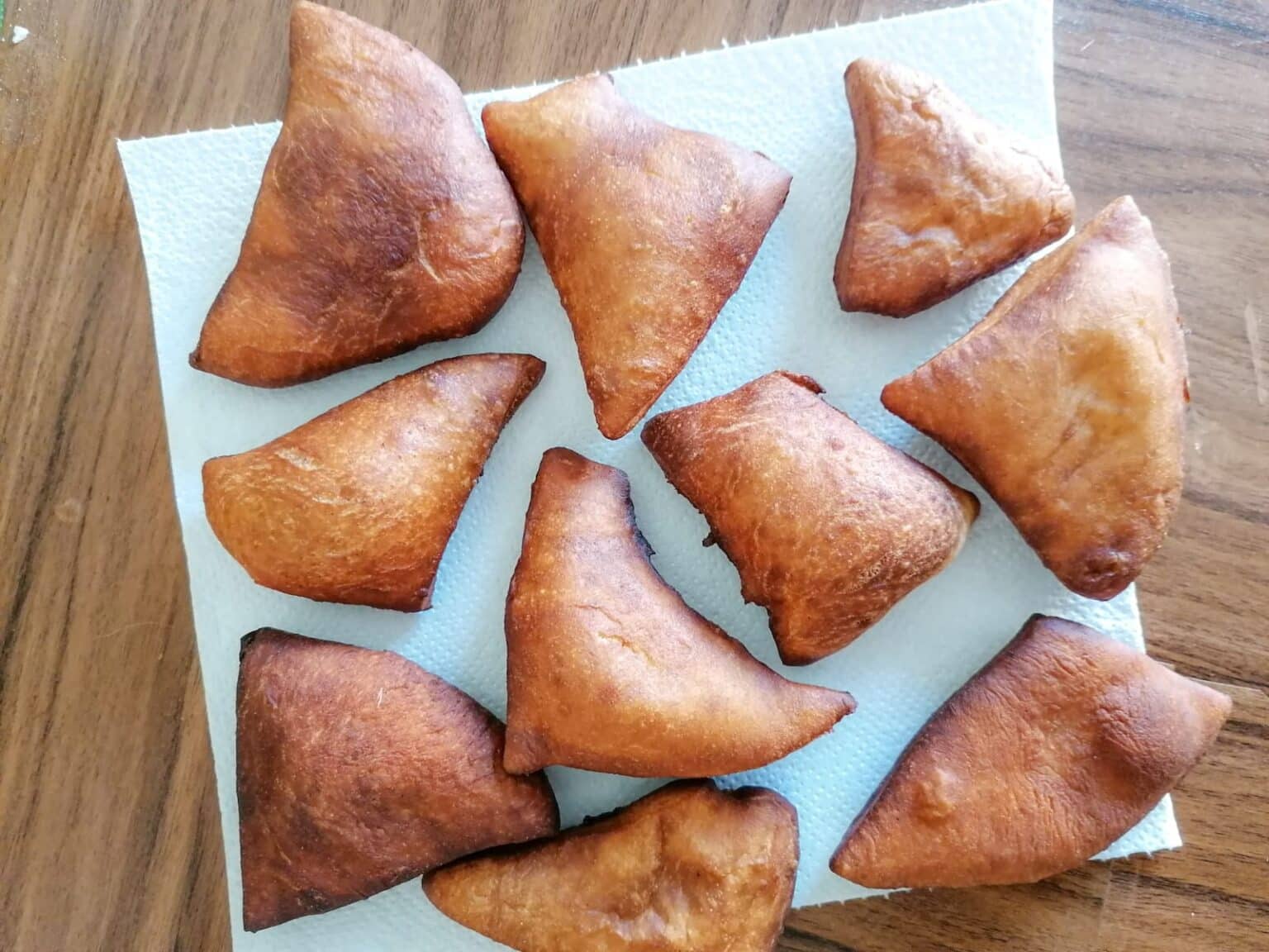 Easy Mandazi Recipe : East African Doughnut / Recette facile de beignet.